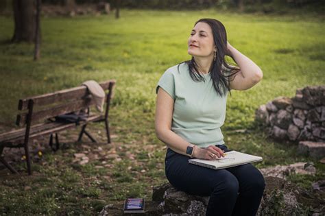 자연과 교감합니다 흐린 봄날 공원에서 부드러운 파스텔 톤의 흰 종이에 예술을 스케치하거나 그리는 여성 예술가 Mental