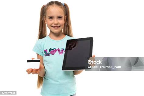 관광객 소녀는 흰색 배경에 투어를 주문하기위한 모형과 스마트 폰과 신용 카드를 보유하고 소녀에 대한 스톡 사진 및 기타 이미지 소녀 아이 여성 Istock
