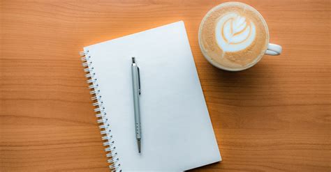 공부하다 공책 나무 질감 디자인 따뜻한 음료 따뜻한 음색 라떼 라떼 아트 라이프스타일 목조 테이블 미니멀리즘