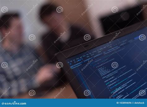 Inscription Du Code De Programmation Sur Lordinateur Portable Photo Stock Image Du écran