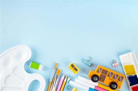 학교 개념으로 돌아갑니다 드로잉 액세서리 장난감 학교 버스 드라이브는 파란색 배경에 팁 펜을 느꼈다 맨 위 보기입니다 복사 공간