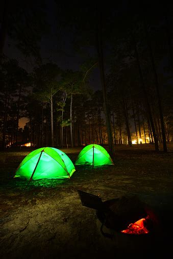 2 유사한 텐트 내에서 녹색에서 캠프 파이어와 숲에서 투 수와 불 전경 0명에 대한 스톡 사진 및 기타 이미지 0명 겨울 나무 Istock