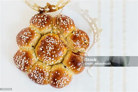 킹 케이크 또는 킹 빵 독일 언어 Dreikönigskuchen 전화는 1 월 6 일에 스위스에서 구운 임금의 작은 플라스틱 미니어처 빵 안에 숨겨져 있습니다 그것을 발견