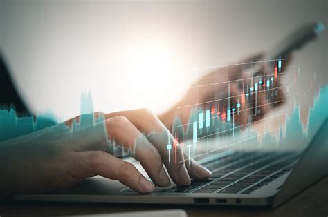 비즈니스 투자 성장을 위해 지수 화살표와 재무 그래프가 있는 노트북과 휴대폰을 사용하는 비즈니스 재무 데이터 분석 목표 성공 및 돈 개념 개념에 대한 스톡 사진 및 기타