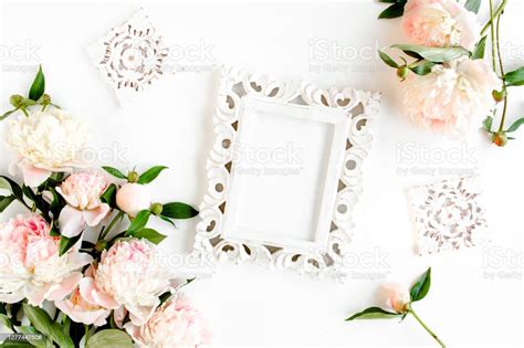 흰색 배경에 아름다운 분홍색 모란으로 장식 된 새겨진 흰색 프레임 플랫 레이 상단 보기 발렌타인 의 배경 플로럴 프레임 모란 질감 0명에 대한 스톡 사진 및 기타 이미지