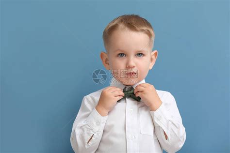 彩色背景下时尚小男孩的肖像高清图片下载 正版图片504439279 摄图网 彩色背景下时尚小男孩的肖像高清图片下载 正版图片504439279 摄图网