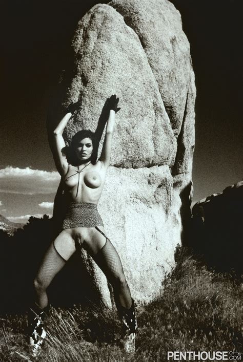 Vintage Model Taylor Hayes Shows Her Hot Body While Posing In Her Hot