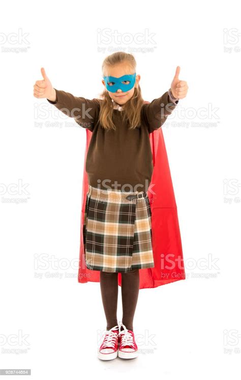 7 또는 8 년 오래 된 여성 유아 리더십 성공 용기와 판타지 개념에 흰색 배경에 고립 된 균일 한 행복 하 고 흥분을 수행 하는 학교에 슈퍼 영웅 복장 교복에 대한 스톡