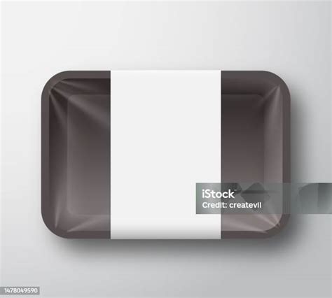 검은색 플라스틱 식품 트레이 용기에는 투명한 셀로판 덮개와 명확한 흰색 라벨 템플릿이 있습니다 현실적인 포장 모형 공란에 대한