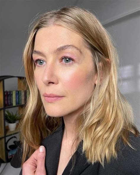 Pin By Gabriele On Rosamunde Pike Rosamund Pike Scarlett Johansson
