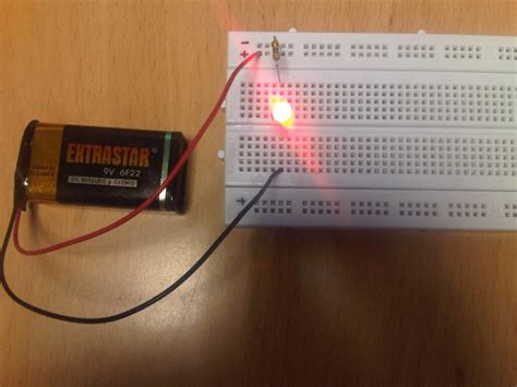 Cable De Cobre Electrónica Básica Conectar Un Led A Una Pila De 9v