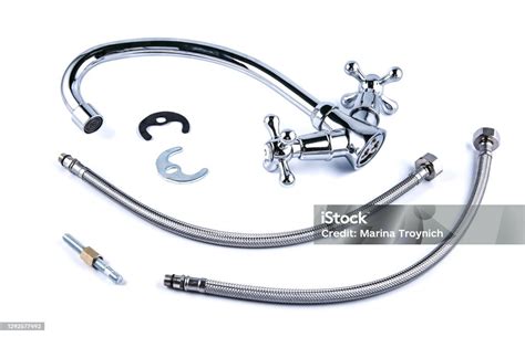 흰색 배경에 고립 된 수도꼭지와 유연한 호스 수돗물 공급 설치에 대한 세부 정보 0명에 대한 스톡 사진 및 기타 이미지 0명 강철 개인 장식품 Istock