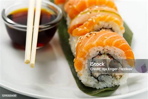 흰 그릇에 초밥과 간장 나무 젓가락 흰색 테이블 일본 음식 일본 해산물 초밥 세트 스시 바 메뉴 0명에 대한 스톡 사진 및 기타 이미지 Istock