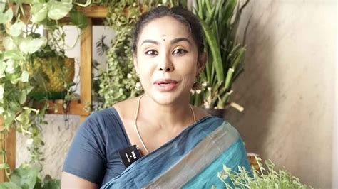 Sri Reddy రుచికరమైన బిర్యానీతో పాటు నీతి సూక్తులు కూడా వల్లిస్తున్న