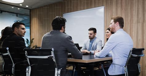 동료를 위한 현대적인 회의실에서의 비즈니스 회의 및 프레젠테이션 사진 Unsplash의 사무실 이미지