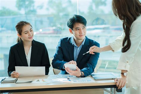 새로운 세대의 기업가의 젊은 남성과 여성 아시아 여성 임직원 만족을 위한 프로젝트 발표 사무실의 창의적인 업무 공간에서 공동 작업하세요 감사에 대한 스톡 사진 및 기타