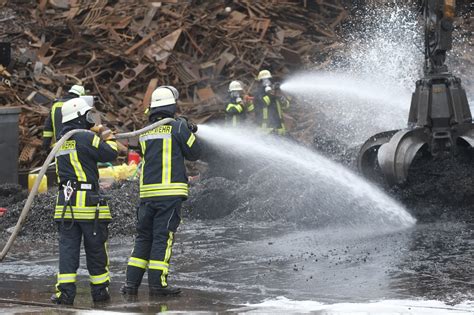 Bielefeld Feuerwehr löscht Metallbrand in Entsorgungsbetrieb nw de