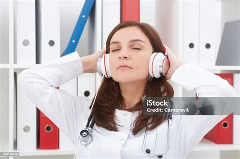 닫힌된 눈을 가진 그녀의 직장에서 음악을 즐기는 아름 다운 여성 의학 박사 의료 긴장 개념 헤드폰에 대한 스톡 사진 및 기타 이미지 Istock