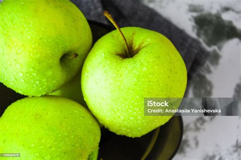 부엌 수건과 그릇에 녹색 할머니 스미스와 황금 사과의 닫기 물 방울 젖은 사과 8월에 대한 스톡 사진 및 기타 이미지 8월 가을 개체 그룹 Istock