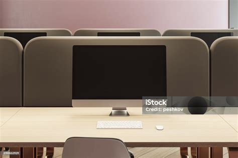 컴퓨터 모니터 키보드 마우스가 있는 나무 책상에 있는 현대적인 사무실 작업 공간 칸막이로 둘러싸여 있으며 현대적인 디자인입니다 3d 렌더링 0명에 대한 스톡 사진 및 기타