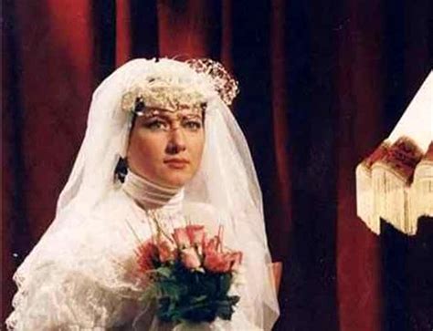 احترام سادات سریال گیلدخت در لباس عروس فریبا متخصص را در رخت عروسی