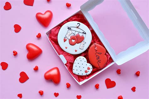 둥근 진저 브레드 사랑 마음으로 발렌타인 데이에 레스토랑에서 사람들에게 배달을위한 붉은 기판에 상자에 놓여있다 구운 하트 형태의 상자에 있는 쿠키 0명에 대한 스톡 사진 및