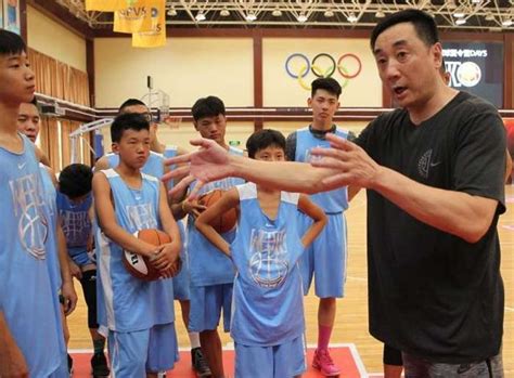 中國男籃功勳教練無緣加盟廣東宏遠，尤納斯的帥位穩了？ 每日頭條