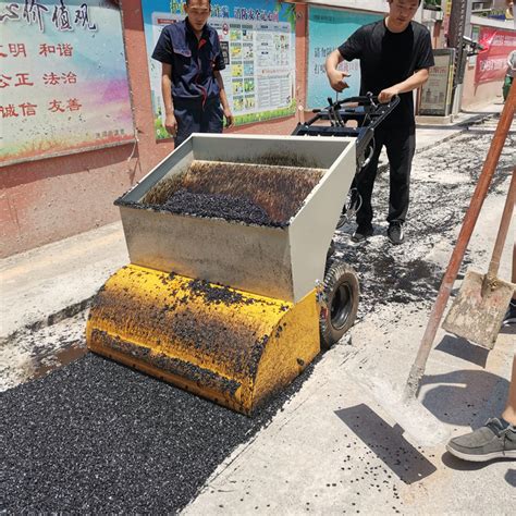 轻松解决狭窄区域沥青摊铺的小型沥青摊铺机 液压汇
