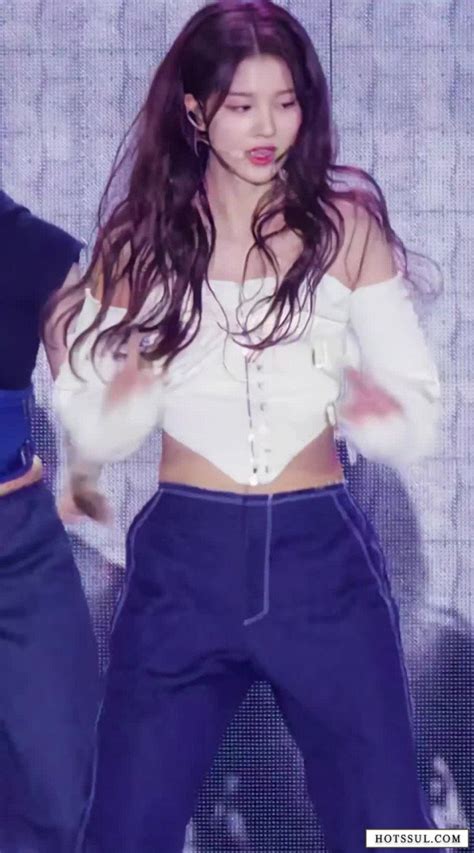 가운데 지퍼 상의 얇은 허리 배꼽 엔믹스 설윤