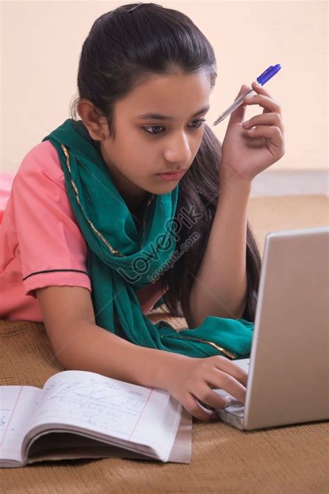 바닥에 누워 노트북을 사용하고 그림을 공부하는 시골 소녀의 초상 사진 무료 다운로드 Lovepik