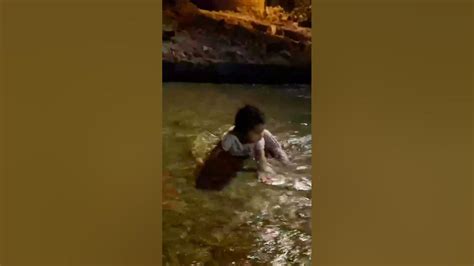 اولین شنا دختر بابا در آبشار فین Youtube