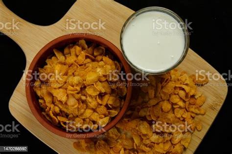콘플레이크 한 그릇과 우유 한 잔을 부엌 보드에 하이 앵글 샷 0명에 대한 스톡 사진 및 기타 이미지 0명 건강한 생활방식 건강한 식생활 Istock