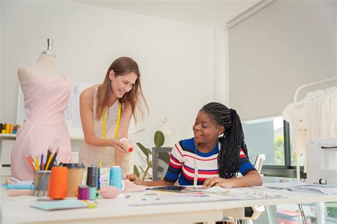 함께 일하는 여성 중소기업 중소기업 고객을위한 맞춤형 디자인 둘 다 훌륭한 디자이너로 활동했습니다 기술에 대한 스톡 사진 및 기타 이미지 Istock