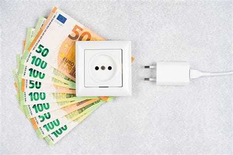 밝은 배경 위에 많은 유로 지폐가 있는 플러그가 있는 흰색 소켓 유럽의 전기 가격 인상 개념 높은 에너지 비용 세계 및 유럽의 에너지 위기 개념 100에 대한 스톡 사진 및