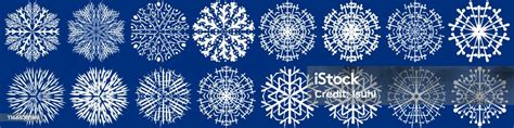 손으로 그리기 의 스타일에 어두운 파란색 배경에 흰색 의 16 눈송이의 집합입니다 겨울 추위 서리 공간의 주제에 디자인을 만들기위한 요소 0명에 대한 스톡 벡터 아트 및