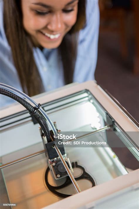 3 D 프린터 만들기 플라스틱 개체를 전문대학교 도서실도 Makerspace 도서관에 대한 스톡 사진 및 기타 이미지 도서관 만족한 십대 Istock