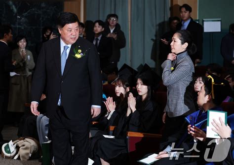 모교 학위수여식 찾은 서정진 회장 뉴스1