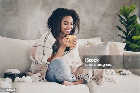 매력적인 매력적인 여자가 담요를 덮고 실내 허브 차를 즐기는 사진 집 아파트 방 미소에 대한 스톡 사진 및 기타 이미지 미소 재채기 25 29세 Istock