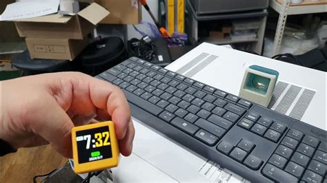 알리표 소형 휴대용 스마트 와이파이 기상 관측소 디스플레이 기상 온도 습도 시간 알람 시계 데스크탑 장식 건에 대하여 Youtube