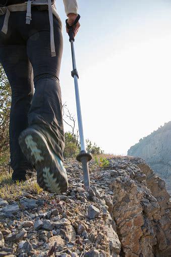 육상용 기포수준기 보기 여자 하이킹 따라 절벽 가장자리에 2015년에 대한 스톡 사진 및 기타 이미지 2015년 가장자리 개성 개념 Istock
