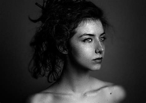 배경 화면 얼굴 화이트 검은 여자들 단색화 초상화 코걸이 사진술 주근깨 머리 중격 피어싱 피부 소녀 아름다움 눈 레이디 어둠 헤어 스타일