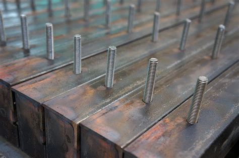 연속 배경에 금속 볼트 강철 볼트와 L프로필 앵글 스틸 과 볼트세트 0명에 대한 스톡 사진 및 기타 이미지 0명 강철 건설 산업 Istock