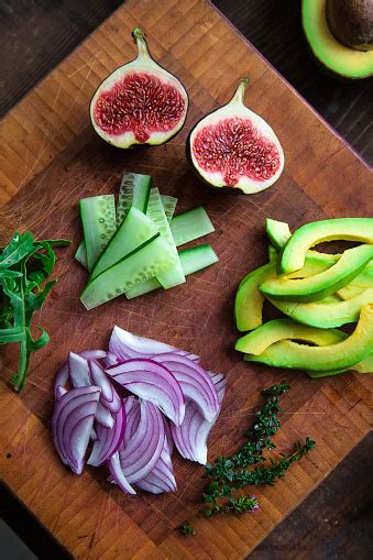 무화과 아보카도 오이 아루굴라 붉은 양파 절단 나무 판에 백리향 클로즈업 샐러드 재료 0명에 대한 스톡 사진 및 기타 이미지 Istock