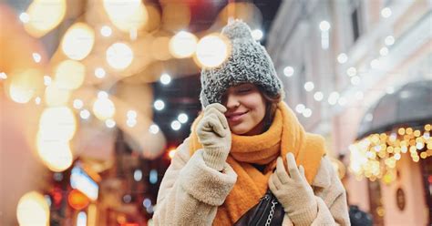 따뜻한 옷을 입은 쾌활한 어린 소녀는 도시의 크리스마스 장식 거리를 산책합니다 사진 Unsplash의 기쁨 이미지