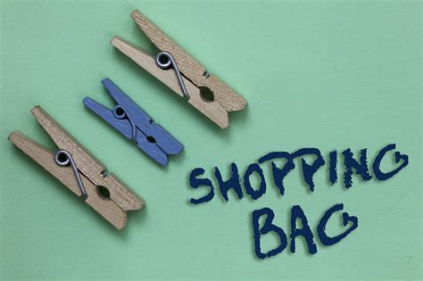 개념적 손 쇼핑백을 보여주는 작성입니다 개인 소유 또는 구매 3 갈색 블루 빈티지 분명 배경 들고 물건 운반을 위한 용기를 보여주는 비즈니스 사진 고객에 대한 스톡 사진 및