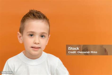 펑키 귀여운 깜짝 놀란 어린이 아이 소녀 터치 손 머리 소리 소리 소리 놀라운 정보 흥정 감동 회색 의류 고립 된 분홍색 배경