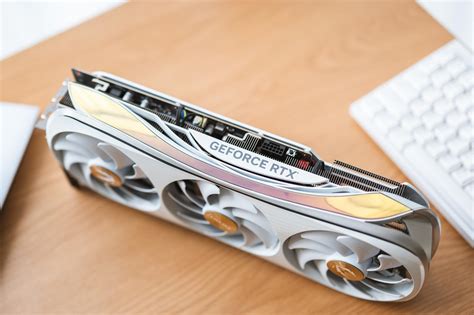 谁可以拒绝一张“白金版”的4090？：索泰 Geforce Rtx 4090 Amp Extreme Airo 月白显卡 知乎