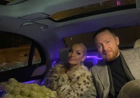 Все по сценарию Анастасия Волочкова летит со своим Дедом Морозом Димой на Мальдивы но о