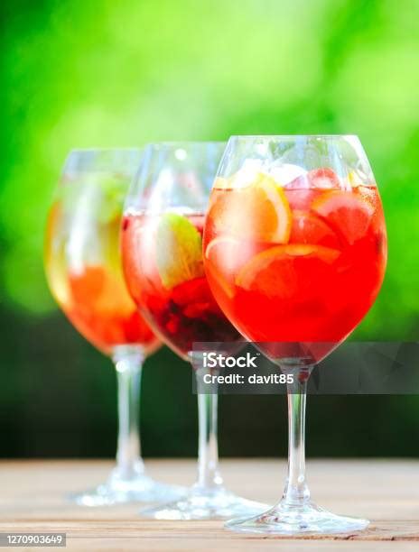 여름 칵테일 녹색 배경에 과일 칵테일 감귤류 과일 딸기 딸기 블루베리 민트 얼음 0명에 대한 스톡 사진 및 기타 이미지 Istock