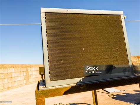 먼지와 더러운 공기 조화 냉각 시스템은 전문 전기 기술자에 의해 청소 되 고 있습니다 건강관리와 의술에 대한 스톡 사진 및 기타 이미지 건강관리와 의술 금속 급기관